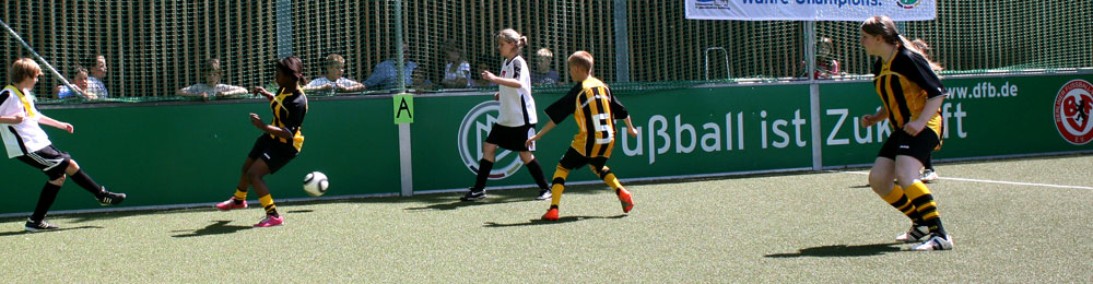 Rooftop Soccer - Upper 90 rooftop soccer pitches in Queens, New York